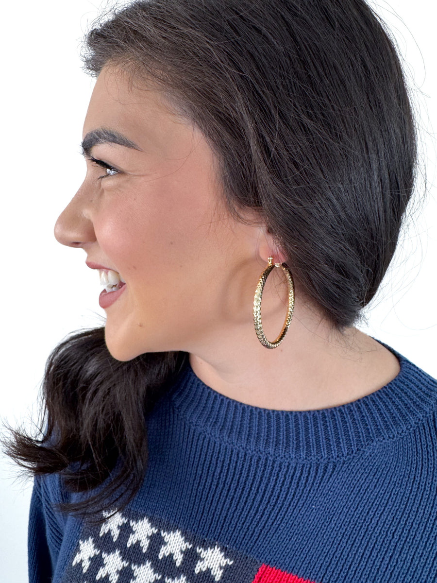 Detailed Chunky Gold Aluminum Hoop – Katsch Boutique